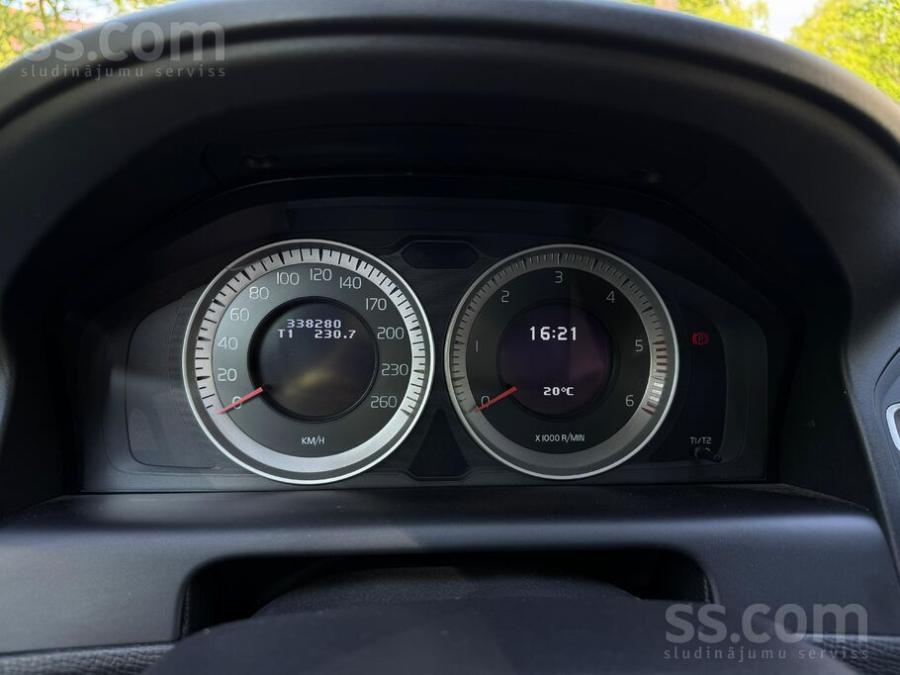Black Volvo XC60 2011 in Riga, with an engine capacity of 2.40 L and mileage of 338 thousand km for 6200 €, photo 17 on AUTOMOTO.COM.LV