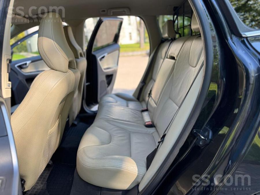 Black Volvo XC60 2011 in Riga, with an engine capacity of 2.40 L and mileage of 338 thousand km for 6200 €, photo 21 on AUTOMOTO.COM.LV