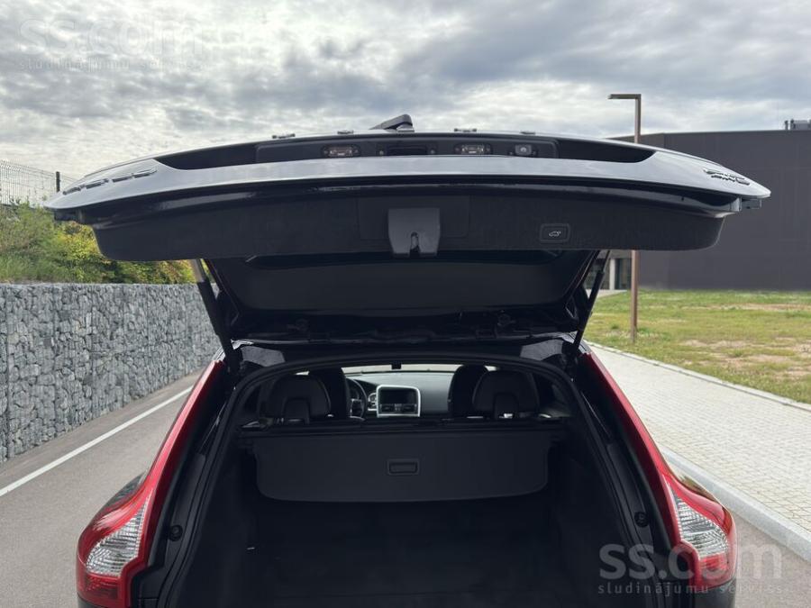 Black Volvo XC60 2011 in Rezekne, with an engine capacity of 2.40 L and mileage of 264 thousand km for 9700 €, photo 12 on AUTOMOTO.COM.LV