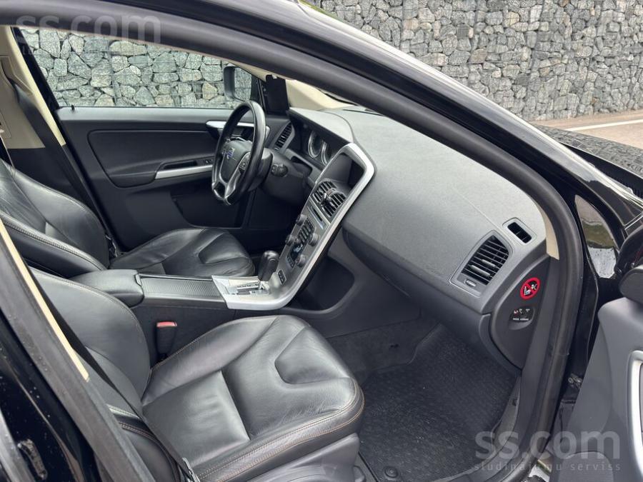 Black Volvo XC60 2011 in Rezekne, with an engine capacity of 2.40 L and mileage of 264 thousand km for 9700 €, photo 14 on AUTOMOTO.COM.LV
