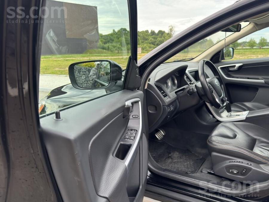 Black Volvo XC60 2011 in Rezekne, with an engine capacity of 2.40 L and mileage of 264 thousand km for 9700 €, photo 22 on AUTOMOTO.COM.LV