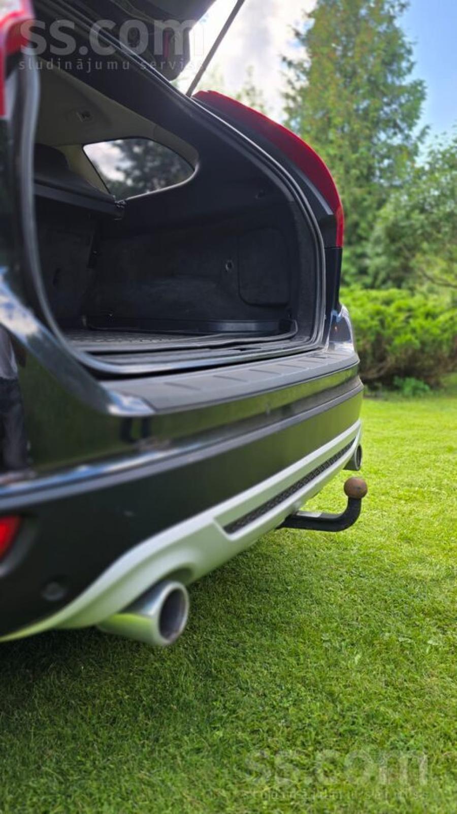 Black Volvo XC60 2011 in Riga, with an engine capacity of 2.40 L and mileage of 299 thousand km for 9000 €, photo 5 on AUTOMOTO.COM.LV