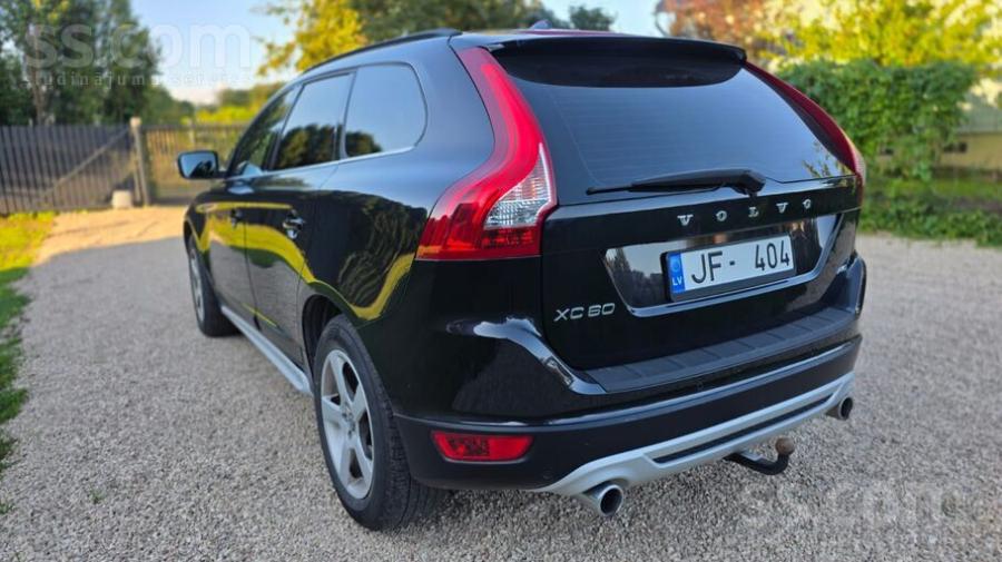 Black Volvo XC60 2011 in Riga, with an engine capacity of 2.40 L and mileage of 299 thousand km for 9000 €, photo 8 on AUTOMOTO.COM.LV