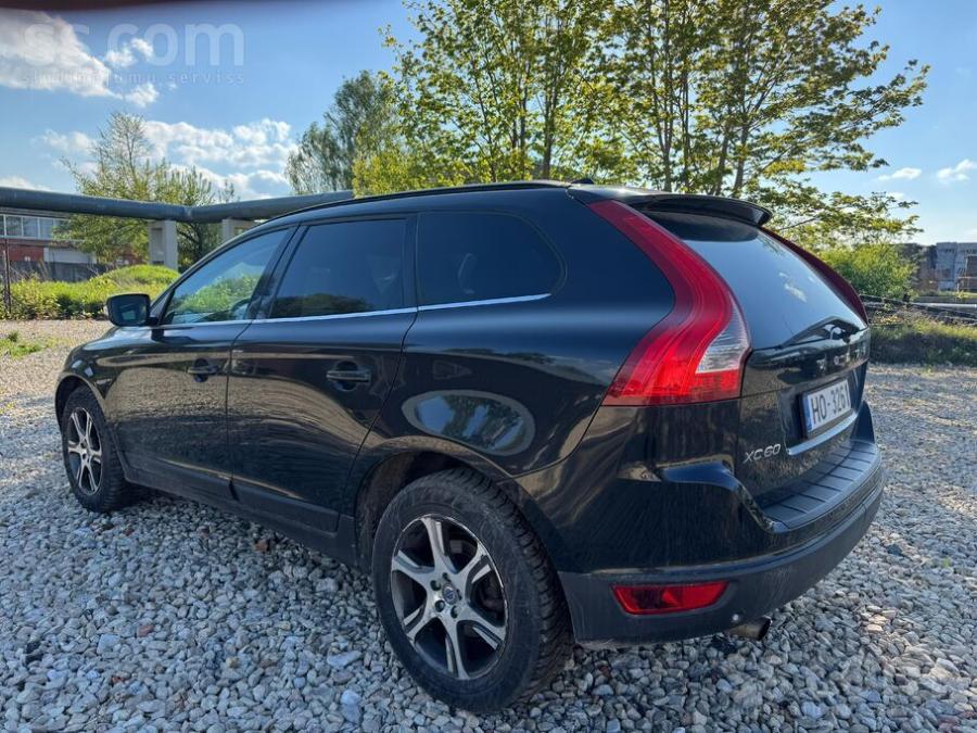 Black Volvo XC60 2011 in Riga, with an engine capacity of 2.00 L and mileage of 416 thousand km for 4500 €, photo 4 on AUTOMOTO.COM.LV