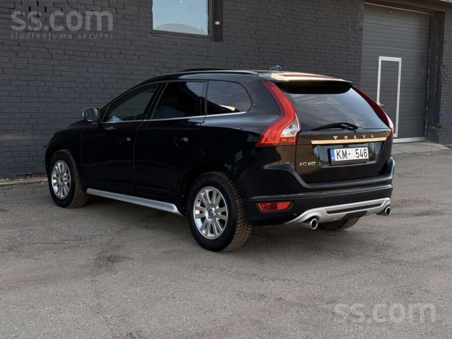 Black Volvo XC60 2011 in Daugavpils, with an engine capacity of 2.40 L and mileage of 285 thousand km for 9700 €, photo 4 on AUTOMOTO.COM.LV
