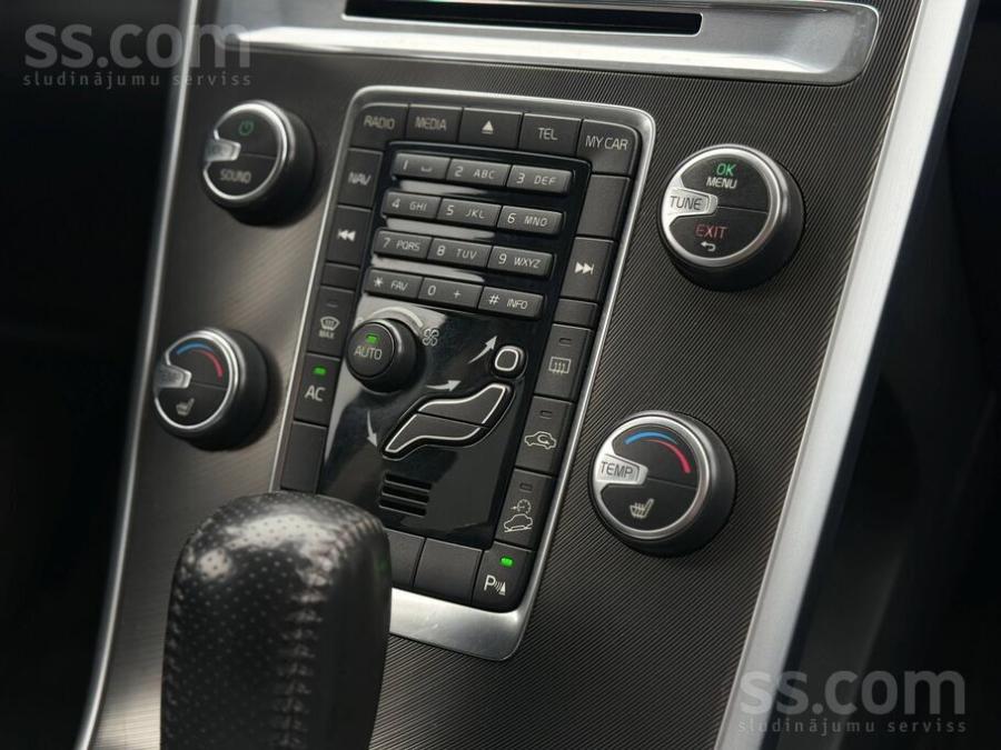 Black Volvo XC60 2011 in Daugavpils, with an engine capacity of 2.40 L and mileage of 285 thousand km for 9700 €, photo 18 on AUTOMOTO.COM.LV