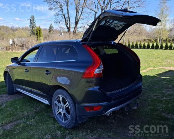 Black Volvo XC60 2011 in Valmiera, with an engine capacity of 2.40 L and mileage of 264 thousand km for 7800 €, photo 1 on AUTOMOTO.COM.LV