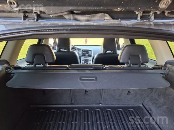 Black Volvo XC60 2011 in Valmiera, with an engine capacity of 2.40 L and mileage of 264 thousand km for 7800 €, photo 4 on AUTOMOTO.COM.LV