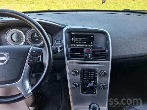 Black Volvo XC60 2011 in Valmiera, with an engine capacity of 2.40 L and mileage of 264 thousand km for 7800 €, photo 5 on AUTOMOTO.COM.LV