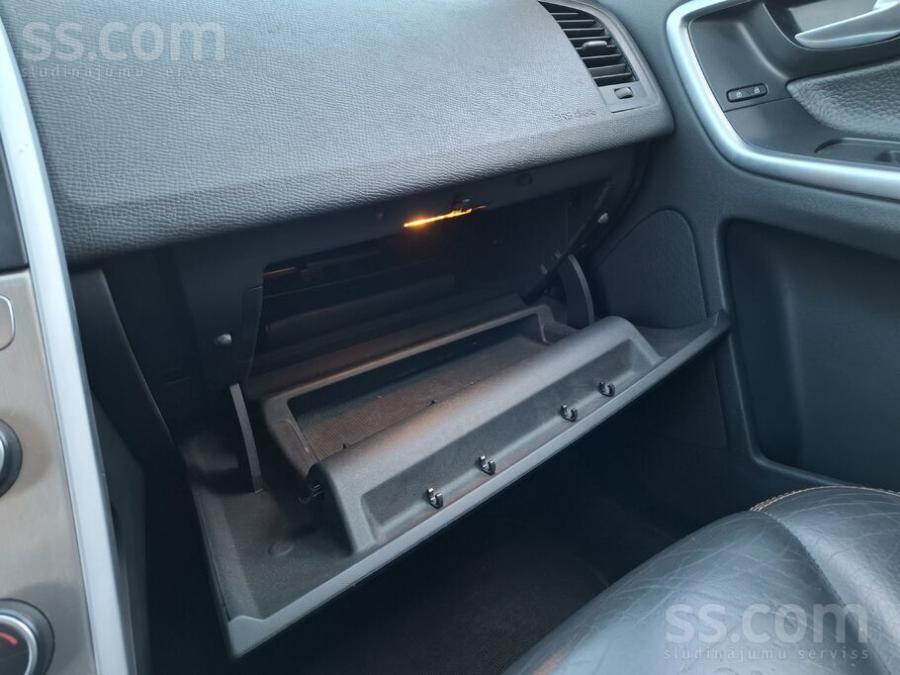 Melns Volvo XC60 2011 Valmiera, ar dzinēja tilpumu 2.40 L un nobraukumu 264 tūkst. km par 7800 €, foto 10 vietnē AUTOMOTO.COM.LV
