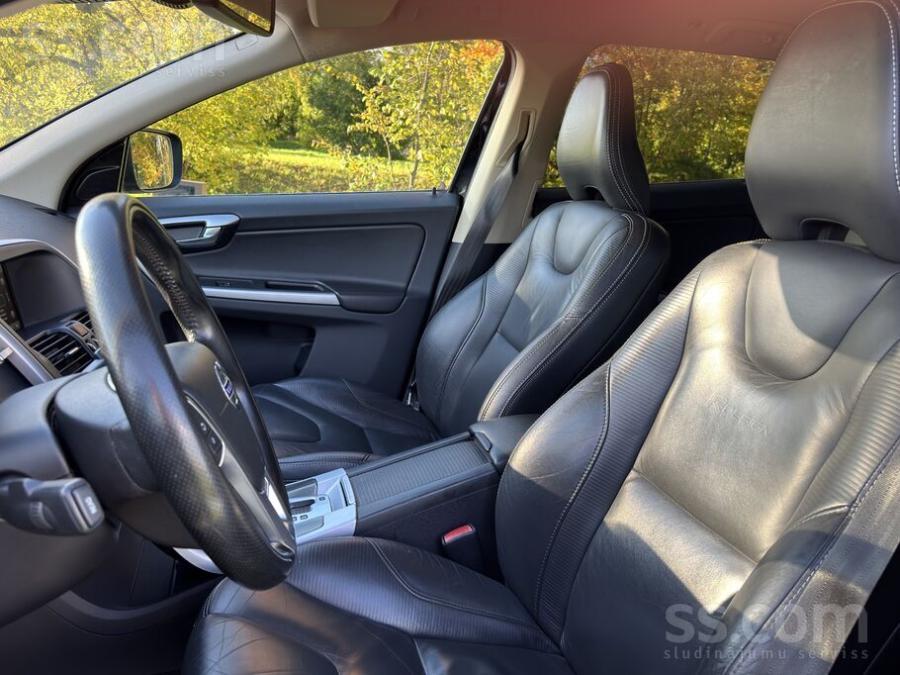 Black Volvo XC60 2011 in Rezekne, with an engine capacity of 2.00 L and mileage of 315 thousand km for 8900 €, photo 11 on AUTOMOTO.COM.LV