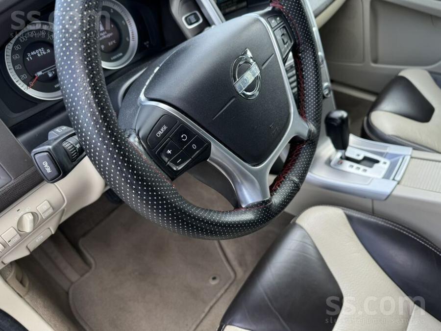 Melns Volvo XC60 2011 Talsi, ar dzinēja tilpumu 2.00 L un nobraukumu 246 tūkst. km par 10600 €, foto 23 vietnē AUTOMOTO.COM.LV