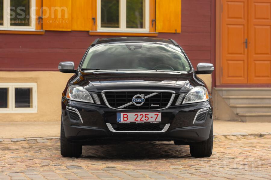 Black Volvo XC60 2011 in Jelgava, with an engine capacity of 2.40 L and mileage of 255 thousand km for 9990 €, photo 1 on AUTOMOTO.COM.LV