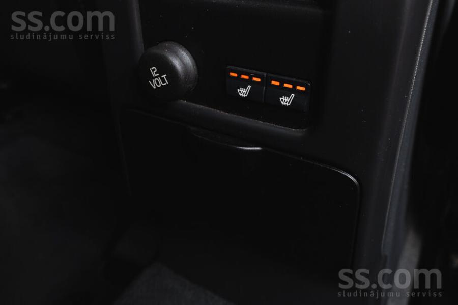 Black Volvo XC60 2011 in Jelgava, with an engine capacity of 2.40 L and mileage of 255 thousand km for 9990 €, photo 13 on AUTOMOTO.COM.LV