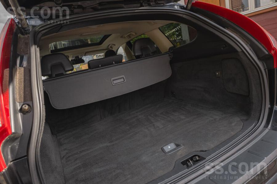 Black Volvo XC60 2011 in Jelgava, with an engine capacity of 2.40 L and mileage of 255 thousand km for 9990 €, photo 14 on AUTOMOTO.COM.LV