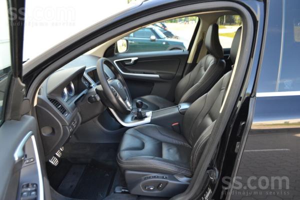 Black Volvo XC60 2011 in Riga, with an engine capacity of 2.40 L and mileage of 308 thousand km for 8950 €, photo 7 on AUTOMOTO.COM.LV