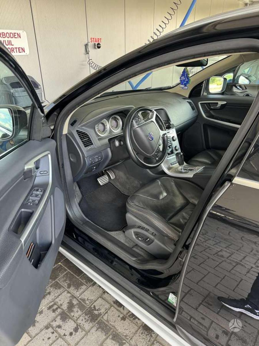 Melns Volvo XC60 2011 Marijampole, ar dzinēja tilpumu 2.40 L un nobraukumu 329 tūkst. km par 6800 €, foto 13 vietnē AUTOMOTO.COM.LV