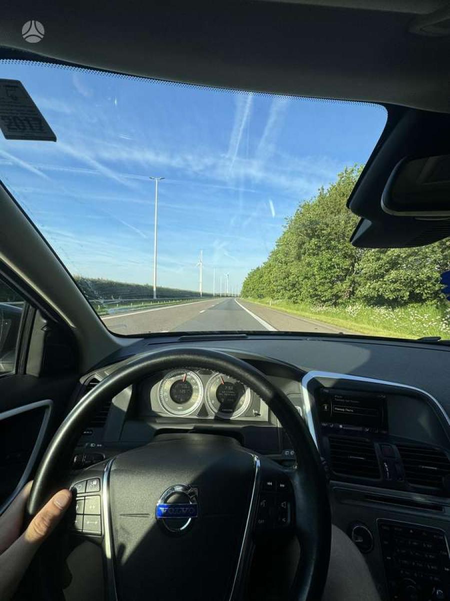 Melns Volvo XC60 2011 Marijampole, ar dzinēja tilpumu 2.40 L un nobraukumu 329 tūkst. km par 6800 €, foto 15 vietnē AUTOMOTO.COM.LV