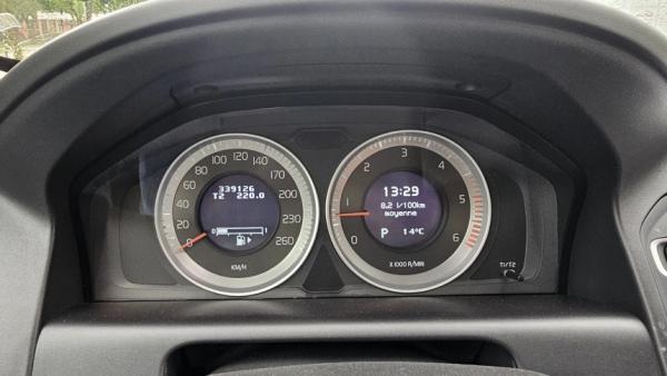 Melns Volvo XC60 2011 Rīga, ar dzinēja tilpumu 2.40 L un nobraukumu 339 tūkst. km par 7750 €, foto 5 vietnē AUTOMOTO.COM.LV