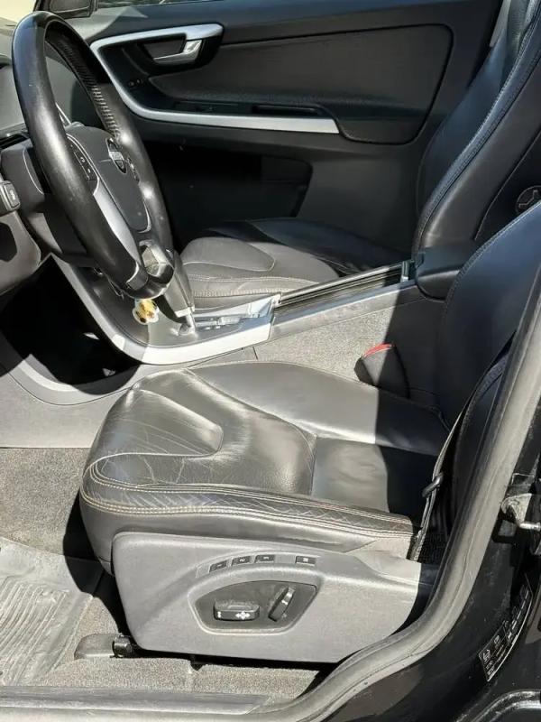 Melns Volvo XC60 2011 Rīga, ar dzinēja tilpumu 2.40 L un nobraukumu 355 tūkst. km par 6800 €, foto 5 vietnē AUTOMOTO.COM.LV