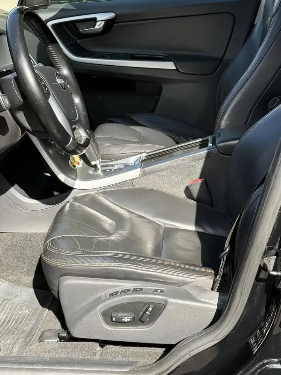 Melns Volvo XC60 2011 Rīga, ar dzinēja tilpumu 2.40 L un nobraukumu 355 tūkst. km par 6800 €, foto 6 vietnē AUTOMOTO.COM.LV