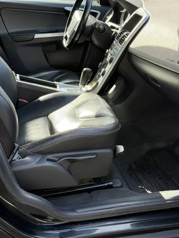 Melns Volvo XC60 2011 Rīga, ar dzinēja tilpumu 2.40 L un nobraukumu 355 tūkst. km par 6800 €, foto 6 vietnē AUTOMOTO.COM.LV