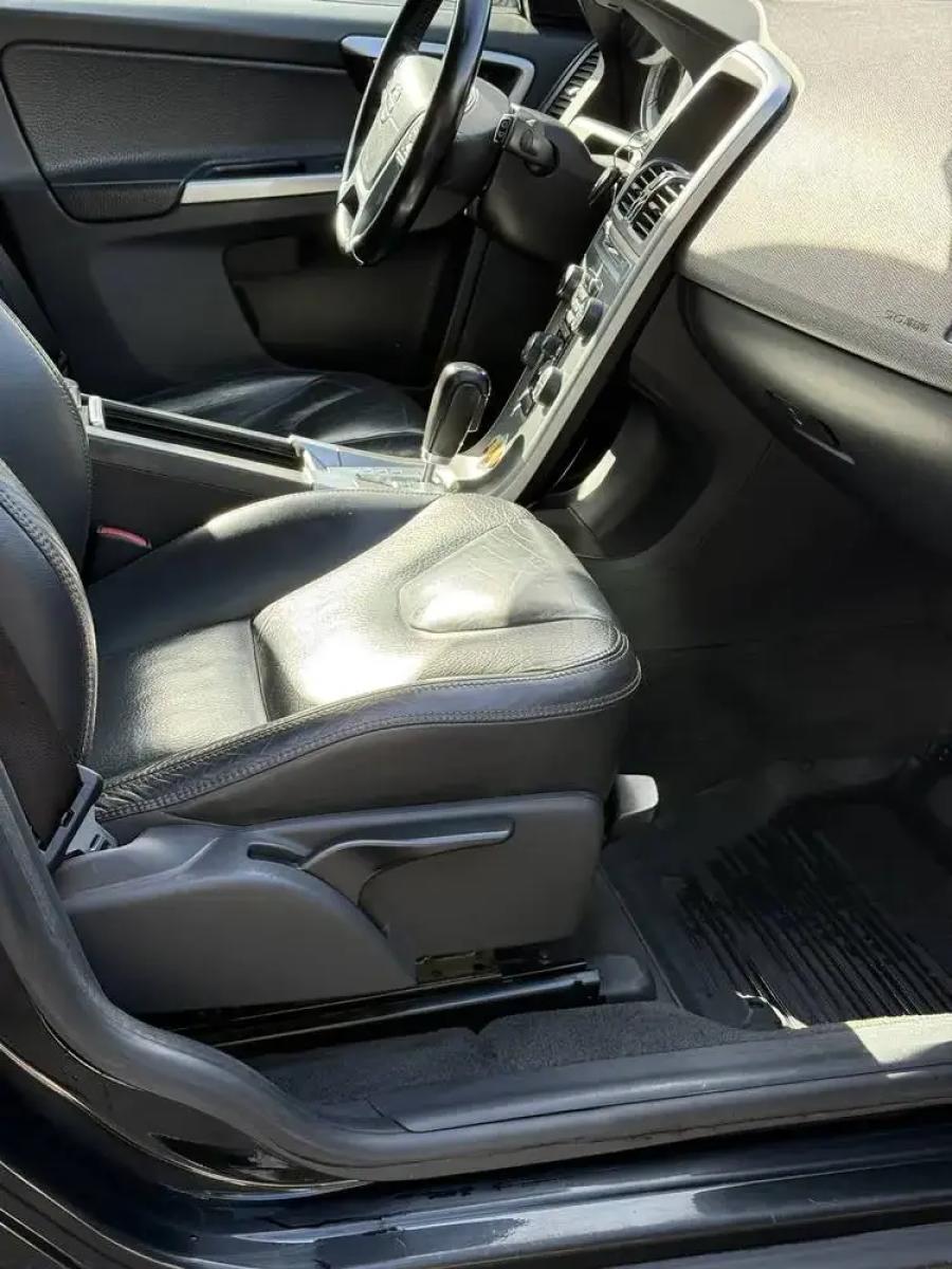 Melns Volvo XC60 2011 Rīga, ar dzinēja tilpumu 2.40 L un nobraukumu 355 tūkst. km par 6800 €, foto 7 vietnē AUTOMOTO.COM.LV
