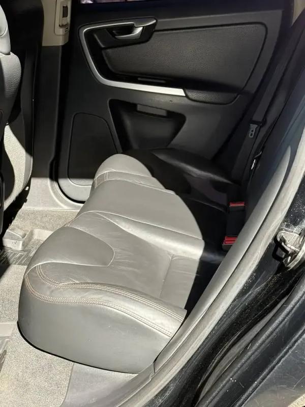 Melns Volvo XC60 2011 Rīga, ar dzinēja tilpumu 2.40 L un nobraukumu 355 tūkst. km par 6800 €, foto 7 vietnē AUTOMOTO.COM.LV