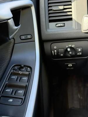 Melns Volvo XC60 2011 Rīga, ar dzinēja tilpumu 2.40 L un nobraukumu 355 tūkst. km par 6800 €, foto 15 vietnē AUTOMOTO.COM.LV