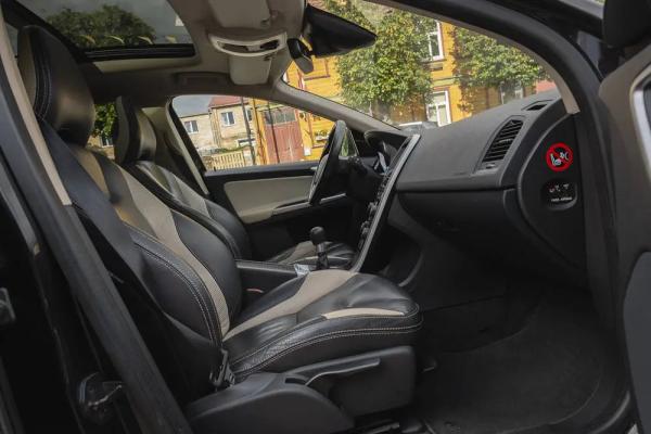 Melns Volvo XC60 2011 Jelgava, ar dzinēja tilpumu 2.40 L un nobraukumu 255 tūkst. km par 9990 €, foto 7 vietnē AUTOMOTO.COM.LV
