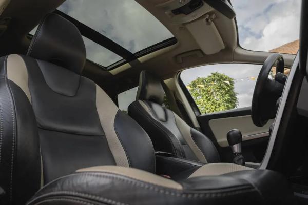 Melns Volvo XC60 2011 Jelgava, ar dzinēja tilpumu 2.40 L un nobraukumu 255 tūkst. km par 9990 €, foto 8 vietnē AUTOMOTO.COM.LV