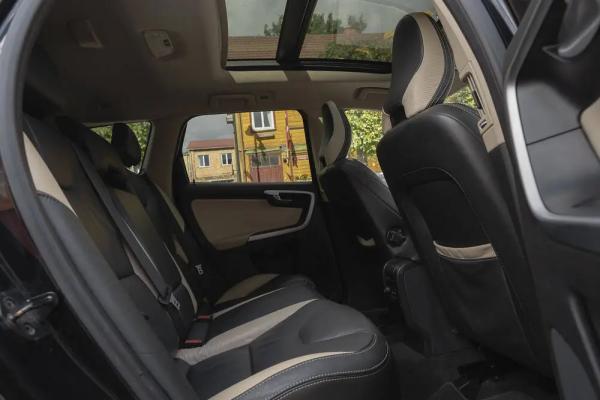 Melns Volvo XC60 2011 Jelgava, ar dzinēja tilpumu 2.40 L un nobraukumu 255 tūkst. km par 9990 €, foto 9 vietnē AUTOMOTO.COM.LV