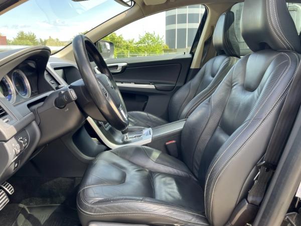 Melns Volvo XC60 2011 Rīga, ar dzinēja tilpumu 2.40 L un nobraukumu 353 tūkst. km par 7990 €, foto 9 vietnē AUTOMOTO.COM.LV