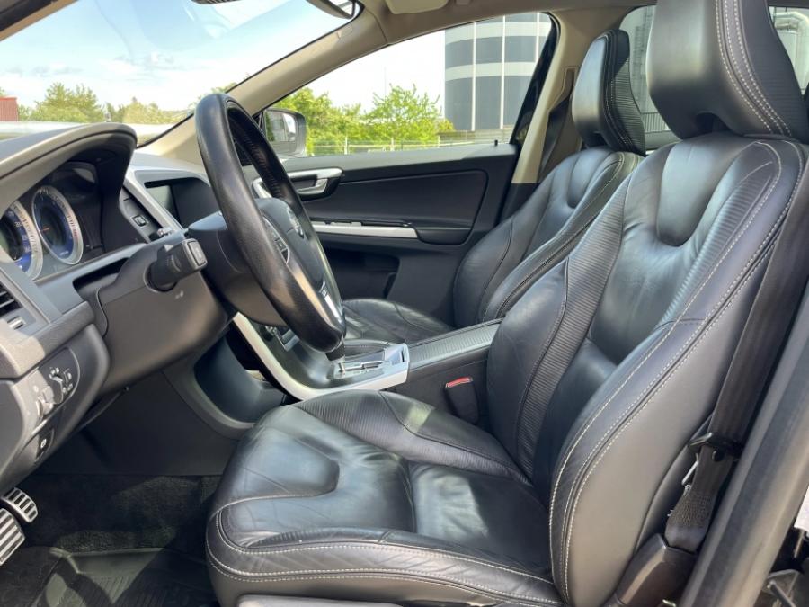 Black Volvo XC60 2011 in Riga, with an engine capacity of 2.40 L and mileage of 353 thousand km for 7990 €, photo 10 on AUTOMOTO.COM.LV