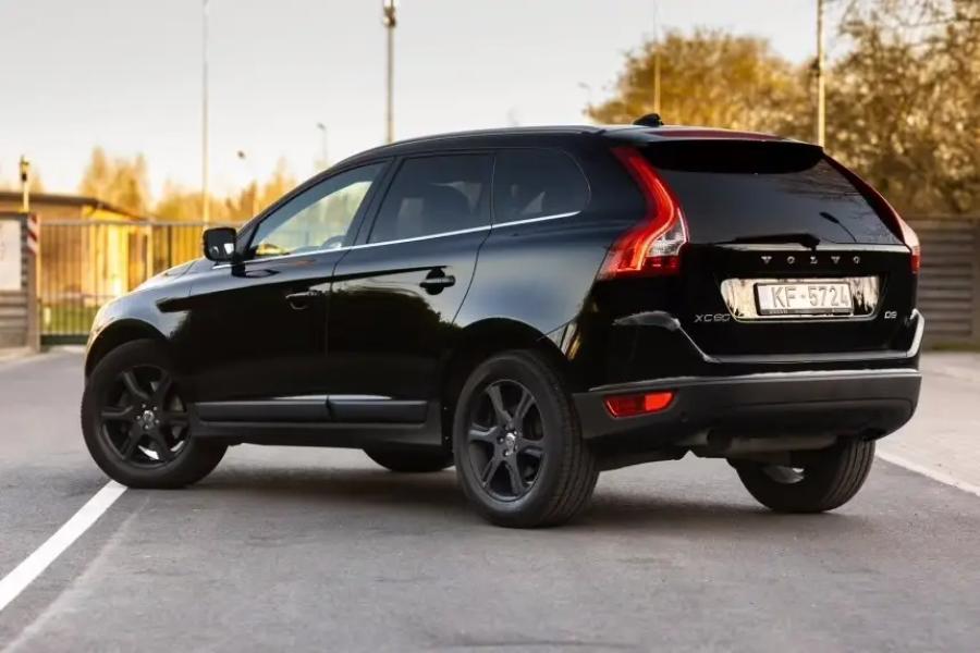 Black Volvo XC60 2011 in Jelgava, with an engine capacity of 2.00 L and mileage of 293 thousand km for 7900 €, photo 5 on AUTOMOTO.COM.LV
