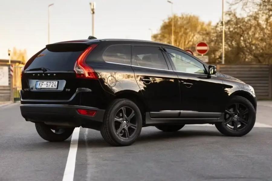 Black Volvo XC60 2011 in Jelgava, with an engine capacity of 2.00 L and mileage of 293 thousand km for 7900 €, photo 6 on AUTOMOTO.COM.LV