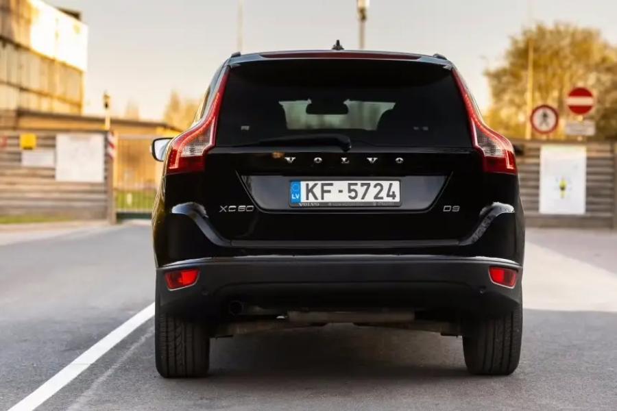 Black Volvo XC60 2011 in Jelgava, with an engine capacity of 2.00 L and mileage of 293 thousand km for 7900 €, photo 7 on AUTOMOTO.COM.LV