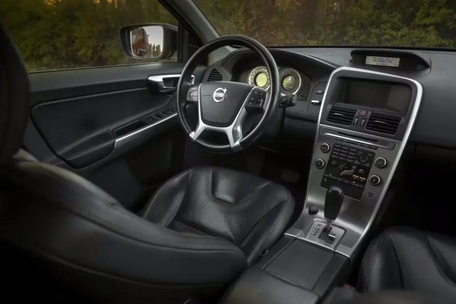 Black Volvo XC60 2011 in Jelgava, with an engine capacity of 2.00 L and mileage of 293 thousand km for 7900 €, photo 8 on AUTOMOTO.COM.LV
