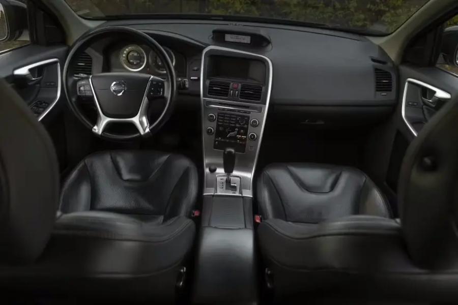 Black Volvo XC60 2011 in Jelgava, with an engine capacity of 2.00 L and mileage of 293 thousand km for 7900 €, photo 9 on AUTOMOTO.COM.LV