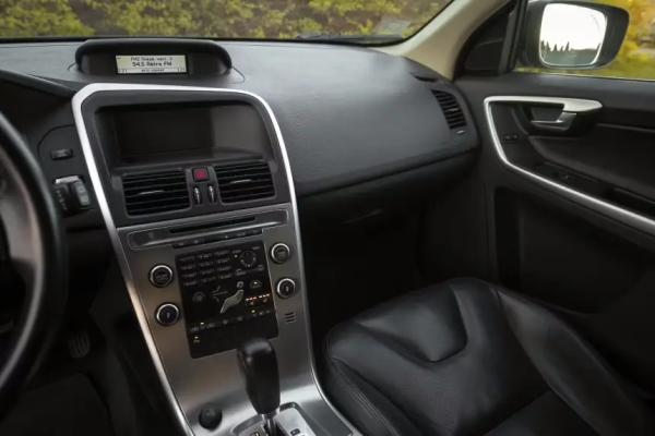 Melns Volvo XC60 2011 Jelgava, ar dzinēja tilpumu 2.00 L un nobraukumu 293 tūkst. km par 7900 €, foto 10 vietnē AUTOMOTO.COM.LV