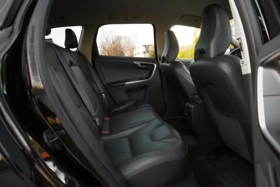 Black Volvo XC60 2011 in Jelgava, with an engine capacity of 2.00 L and mileage of 293 thousand km for 7900 €, photo 15 on AUTOMOTO.COM.LV
