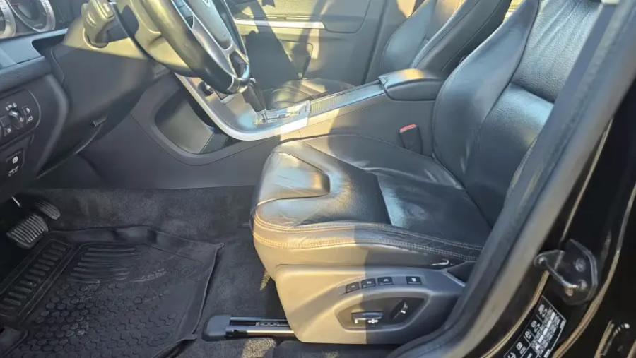Melns Volvo XC60 2011 Rīga, ar dzinēja tilpumu 2.40 L un nobraukumu 339 tūkst. km par 7650 €, foto 18 vietnē AUTOMOTO.COM.LV