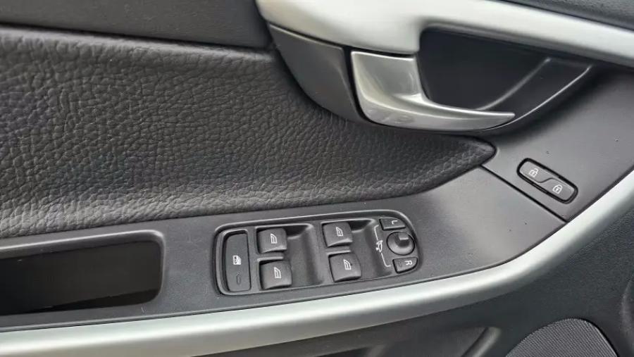 Melns Volvo XC60 2011 Rīga, ar dzinēja tilpumu 2.40 L un nobraukumu 339 tūkst. km par 7650 €, foto 25 vietnē AUTOMOTO.COM.LV