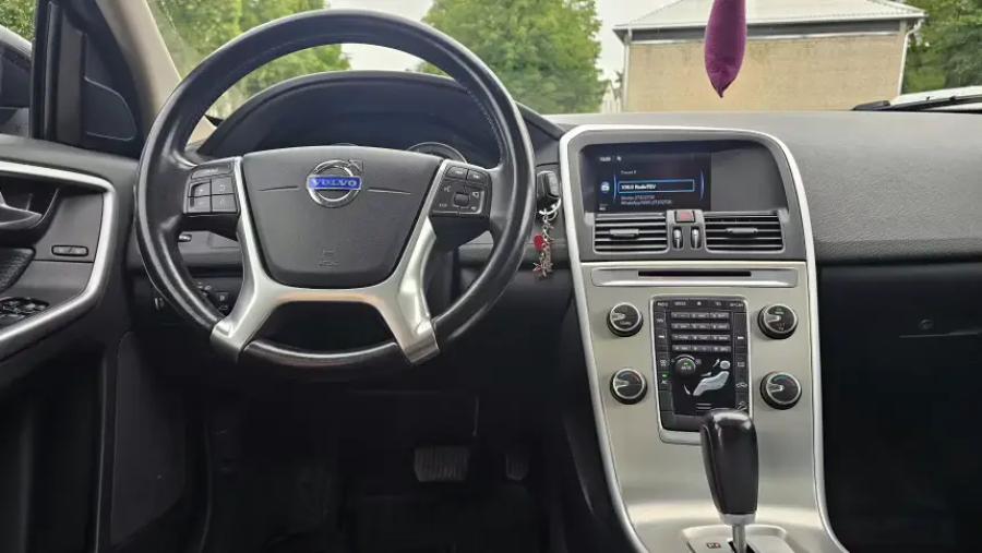 Melns Volvo XC60 2011 Rīga, ar dzinēja tilpumu 2.40 L un nobraukumu 339 tūkst. km par 7650 €, foto 27 vietnē AUTOMOTO.COM.LV