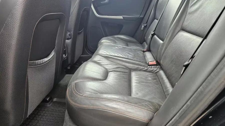 Melns Volvo XC60 2011 Rīga, ar dzinēja tilpumu 2.40 L un nobraukumu 339 tūkst. km par 7650 €, foto 35 vietnē AUTOMOTO.COM.LV