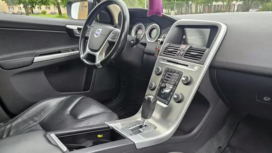 Melns Volvo XC60 2011 Rīga, ar dzinēja tilpumu 2.40 L un nobraukumu 339 tūkst. km par 7650 €, foto 39 vietnē AUTOMOTO.COM.LV