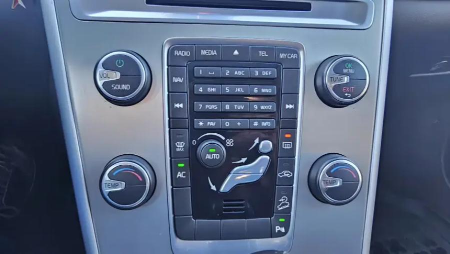 Melns Volvo XC60 2011 Rīga, ar dzinēja tilpumu 2.40 L un nobraukumu 339 tūkst. km par 7650 €, foto 40 vietnē AUTOMOTO.COM.LV