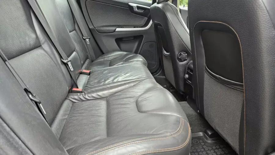 Melns Volvo XC60 2011 Rīga, ar dzinēja tilpumu 2.40 L un nobraukumu 339 tūkst. km par 7650 €, foto 41 vietnē AUTOMOTO.COM.LV