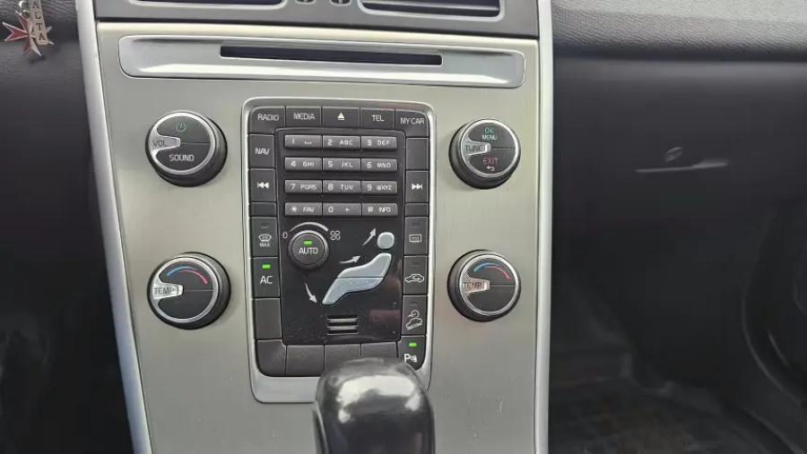 Melns Volvo XC60 2011 Rīga, ar dzinēja tilpumu 2.40 L un nobraukumu 339 tūkst. km par 7650 €, foto 47 vietnē AUTOMOTO.COM.LV