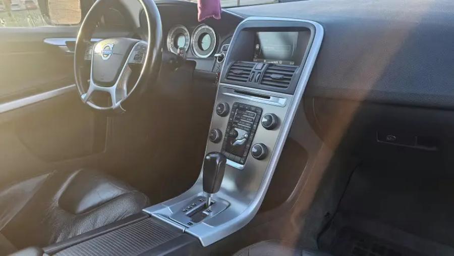 Melns Volvo XC60 2011 Rīga, ar dzinēja tilpumu 2.40 L un nobraukumu 339 tūkst. km par 7650 €, foto 48 vietnē AUTOMOTO.COM.LV